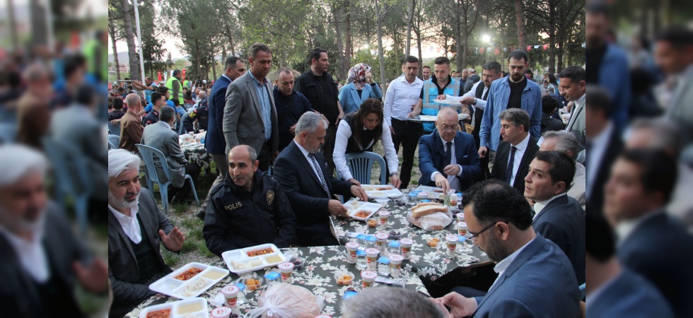 Manisalılar Kadir Gecesi’nde Yunus Emre ve Tapduk Emre Türbesi’ne akın etti